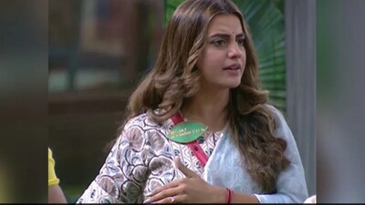 Bigg Boss Fame Akshara Singh Gets Angry At Men Making Obscene Gestures ...