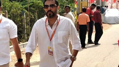 Famous Actor Surprises Fans, Joins Vijay At TVK Meeting In Coimbatore ...