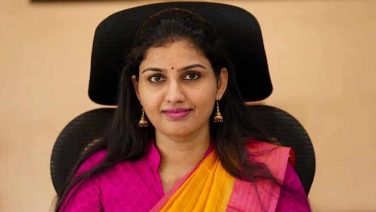 Meet IAS Renu Raj, Bus Conductor's Daughter Who Cracked UPSC In First ...