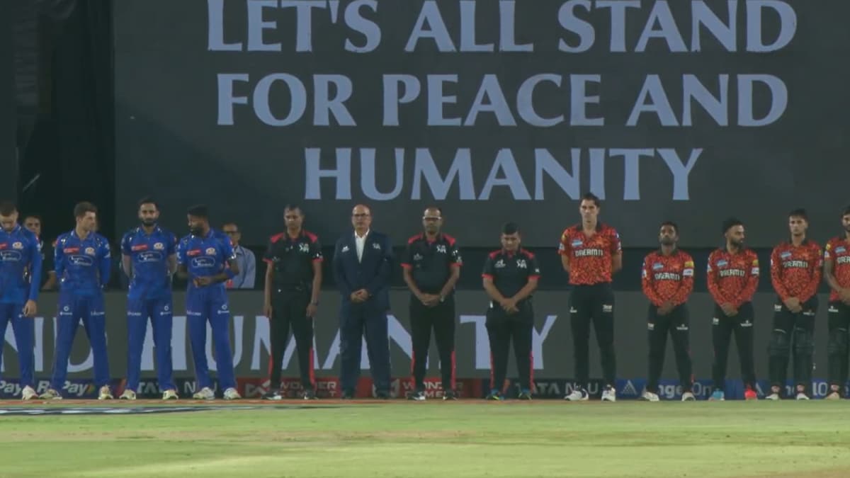 Watch: Sunrisers Hyderabad And Mumbai Indians Observe Moment's Silence ...