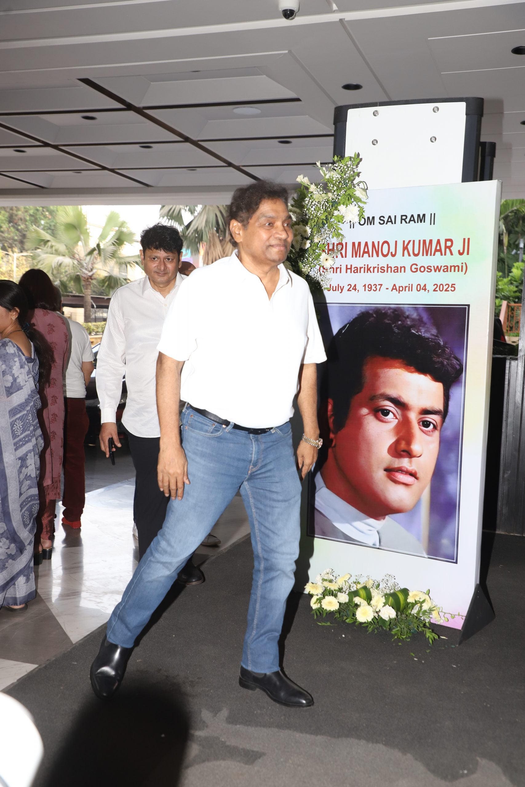 Bollywood Bids Adieu to Manoj Kumar: The Bachchans, Salim Khan, Aamir ...