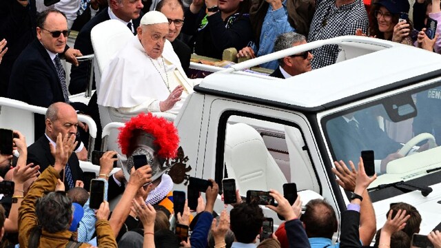 Pope Francis Greets 35,000-Strong Easter Crowd On His Popemobile, Meets ...