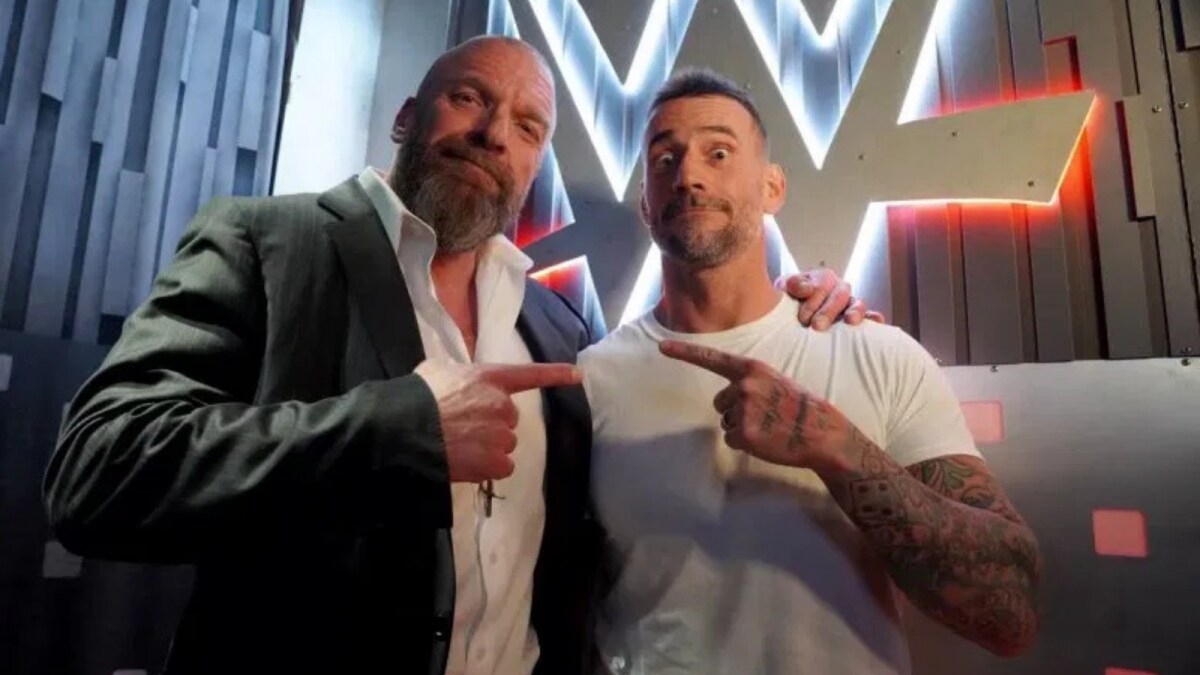 Triple H Shocks CM Punk by Throwing Away Script During WWE Return ...