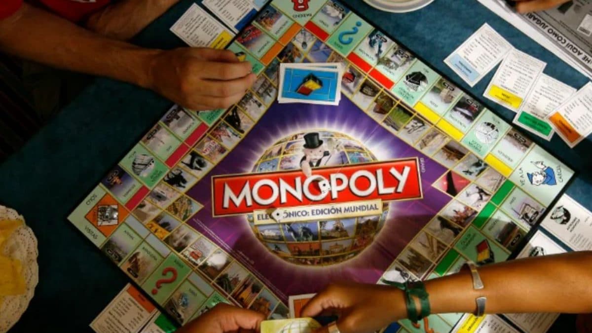 900 People Gather To Play Monopoly In Memory Of Girl Who Loved The Game ...