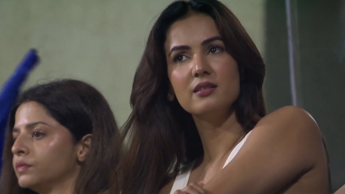 Sonal Chauhan Cheers For Her Favourite Team At IPL, Reminds Fans Of ...