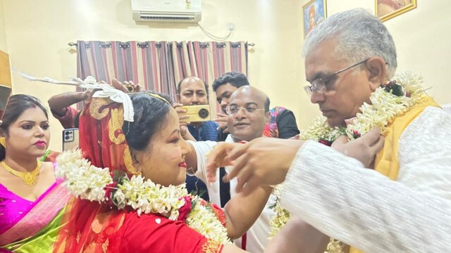 BJP's Dilip Ghosh Marries Party Colleague Rinku Majumdar | See Photos | India News - News18