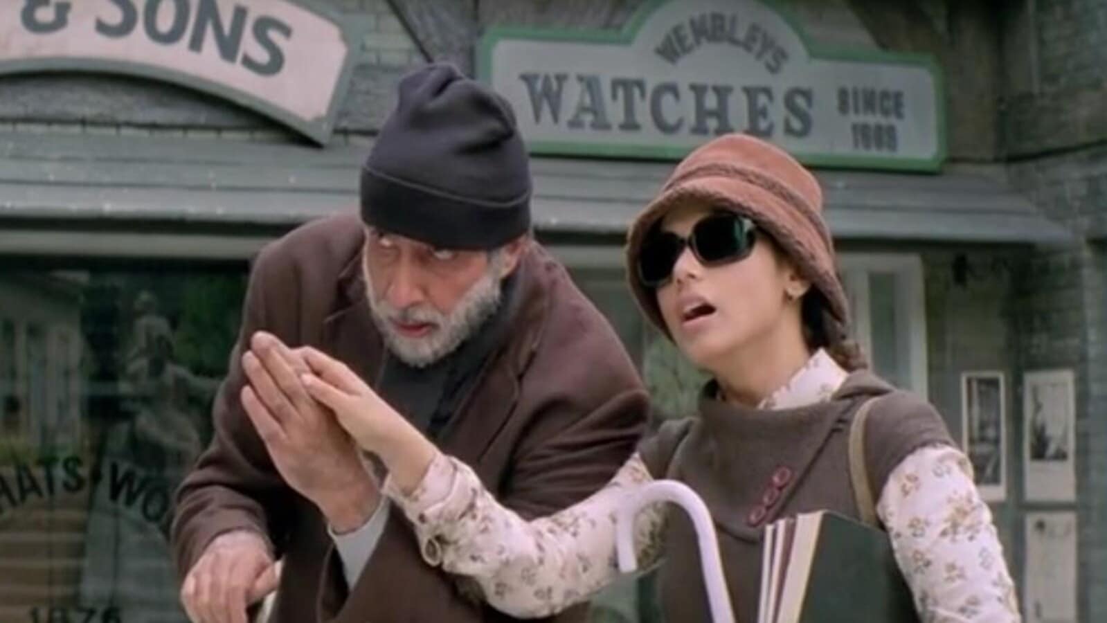 Amitabh Bachchan's Lip-Lock With Actress 36 Years His Junior That ...