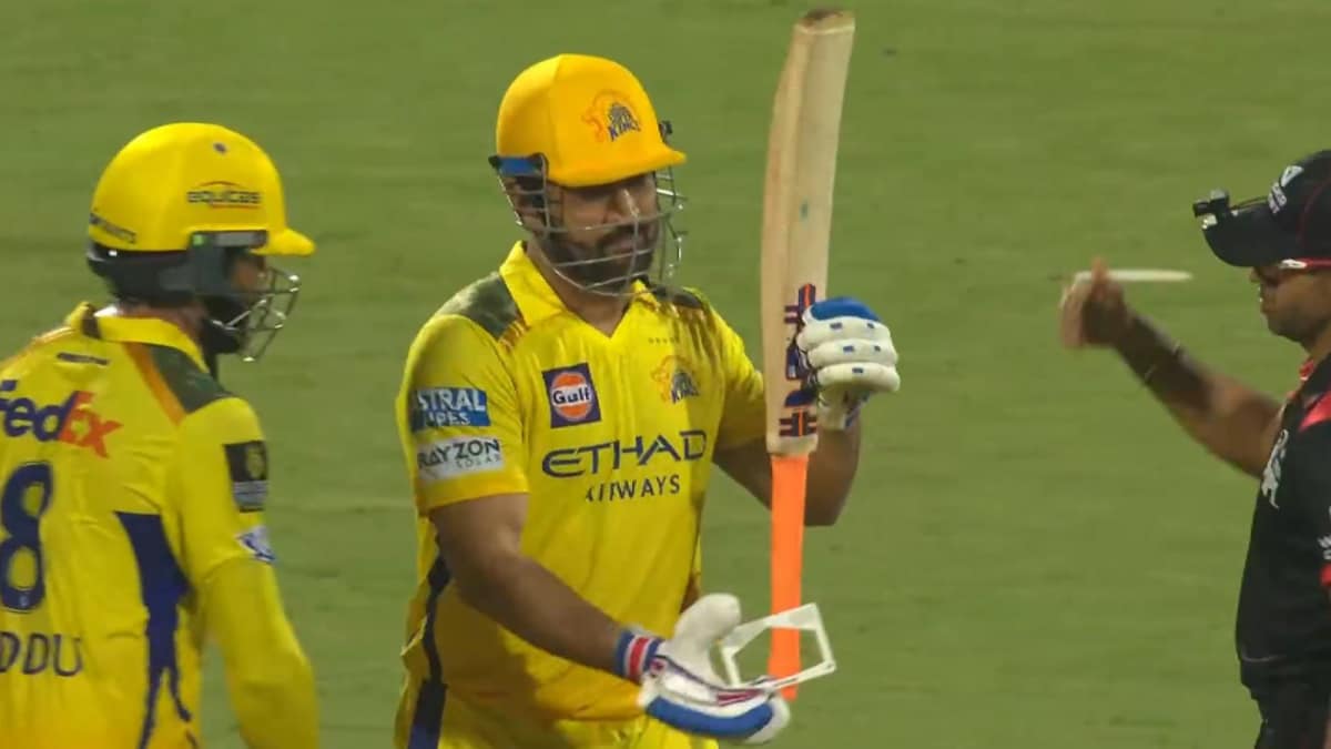 Bizarre Moment! MS Dhoni Takes Bat Gauge From Umpire To Show Its Legal ...