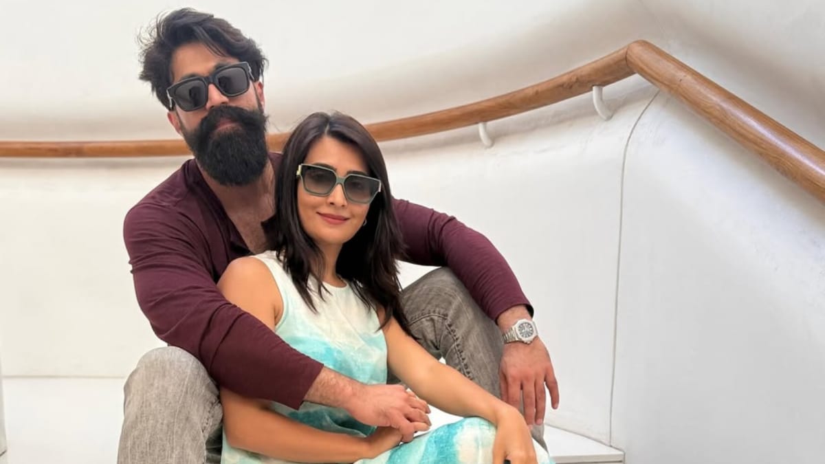 Yash's Wife Radhika Imparts Relationship Advice While Actor Shoots For ...