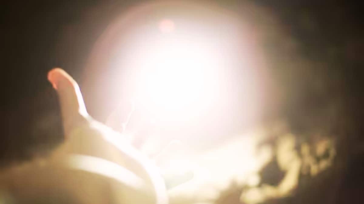 All Humans Emit Light Which Dies With Us: New Study Makes Surprising ...