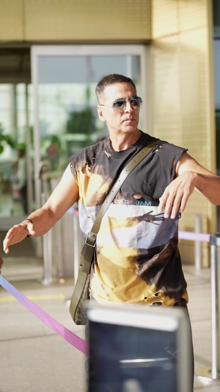 Akshay Kumar Jets Off In Style With Wife Twinkle Khanna, Daughter Nitara