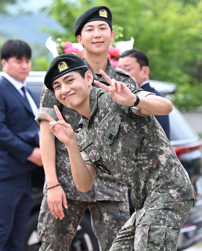 BTS Stars RM And V Celebrate Military Discharge, Reunite After ...
