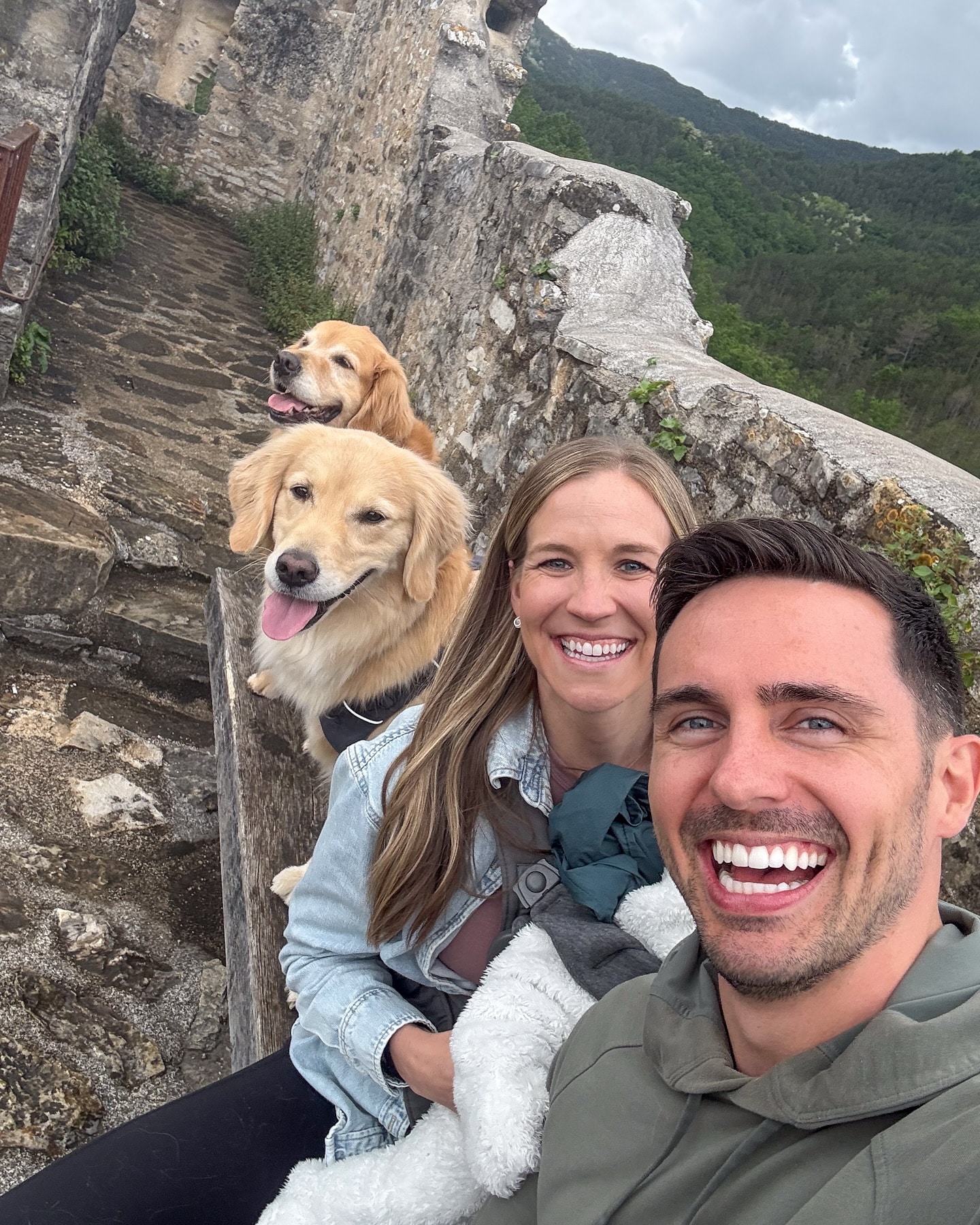 Two Globe-Trotting Golden Retrievers Spread Joy Worldwide with Cute Selfies