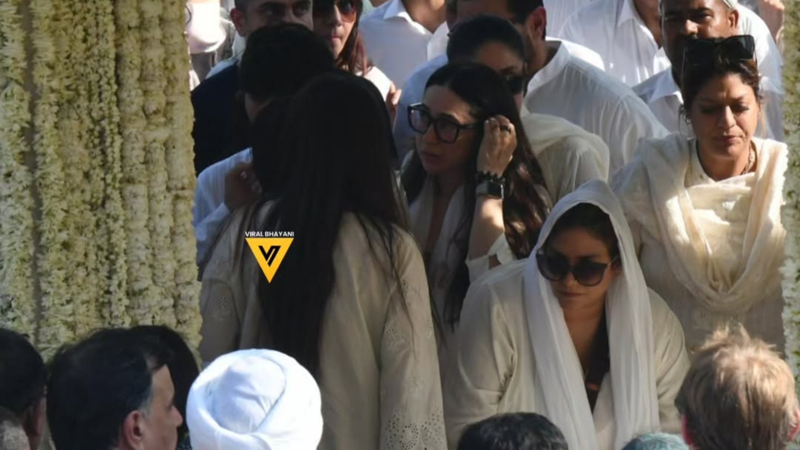 Karisma Kapoor Looks Devastated In Leaked Photo From Sunjay Kapur's Funeral | Bollywood News ...