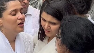 Mannara Chopra Cries Inconsolably, Hugs Her Sister After Father's ...