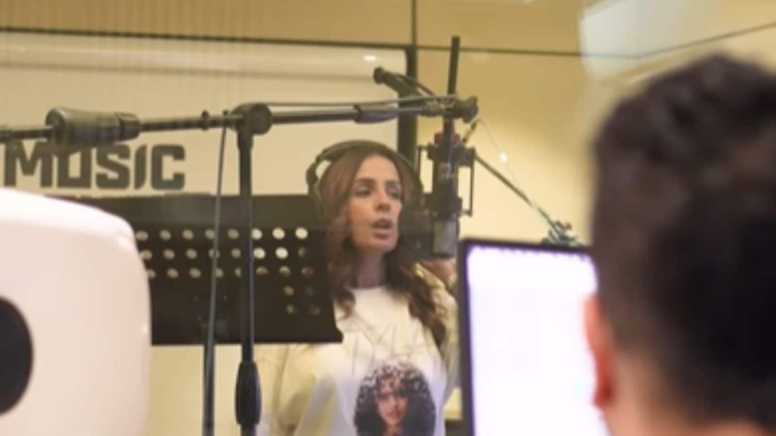 Laal Pari Singer Simar Kaur Had This Much Fun Recording Housefull 5 ...