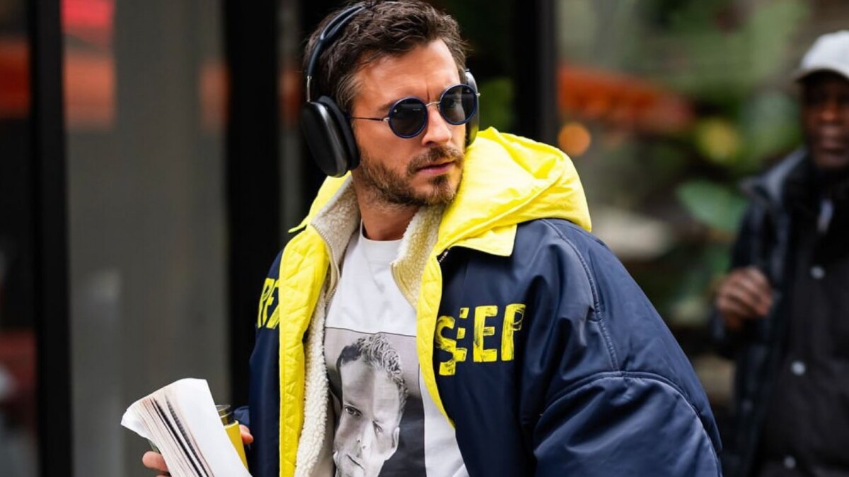 Jonathan Bailey Keeps It Cool In Flip Flops At Jurassic World: Rebirth ...
