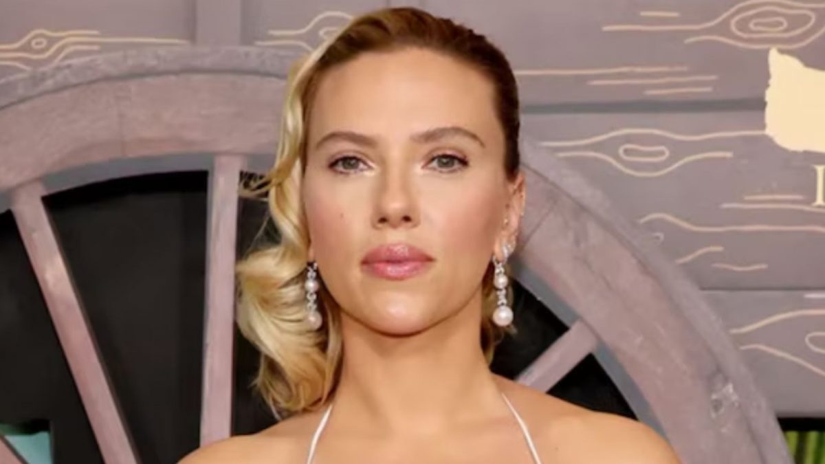 Scarlett Johansson And Jonathan Bailey’s Kiss Steals The Show At Jurassic World Premiere ...