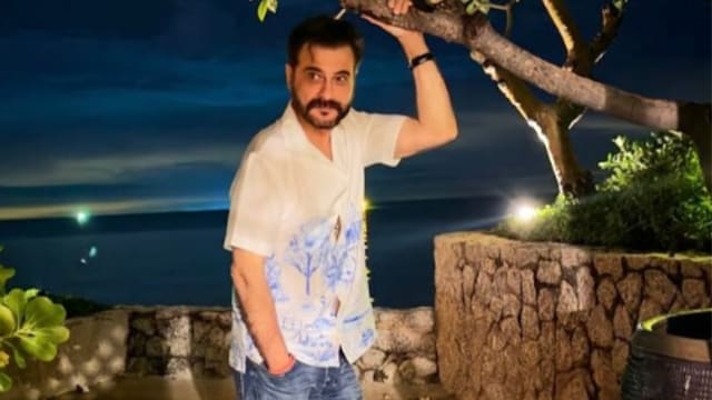 Sanjay Kapoor Sings This Kishore Kumar Classic For A Star-Studded ...