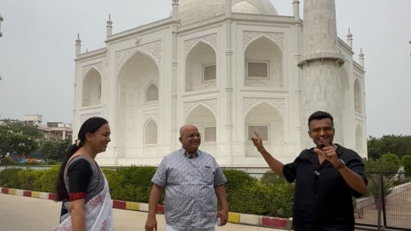 MP Couple’s Replica Taj Mahal Wins Hearts Online, Internet Says 'Wow ...