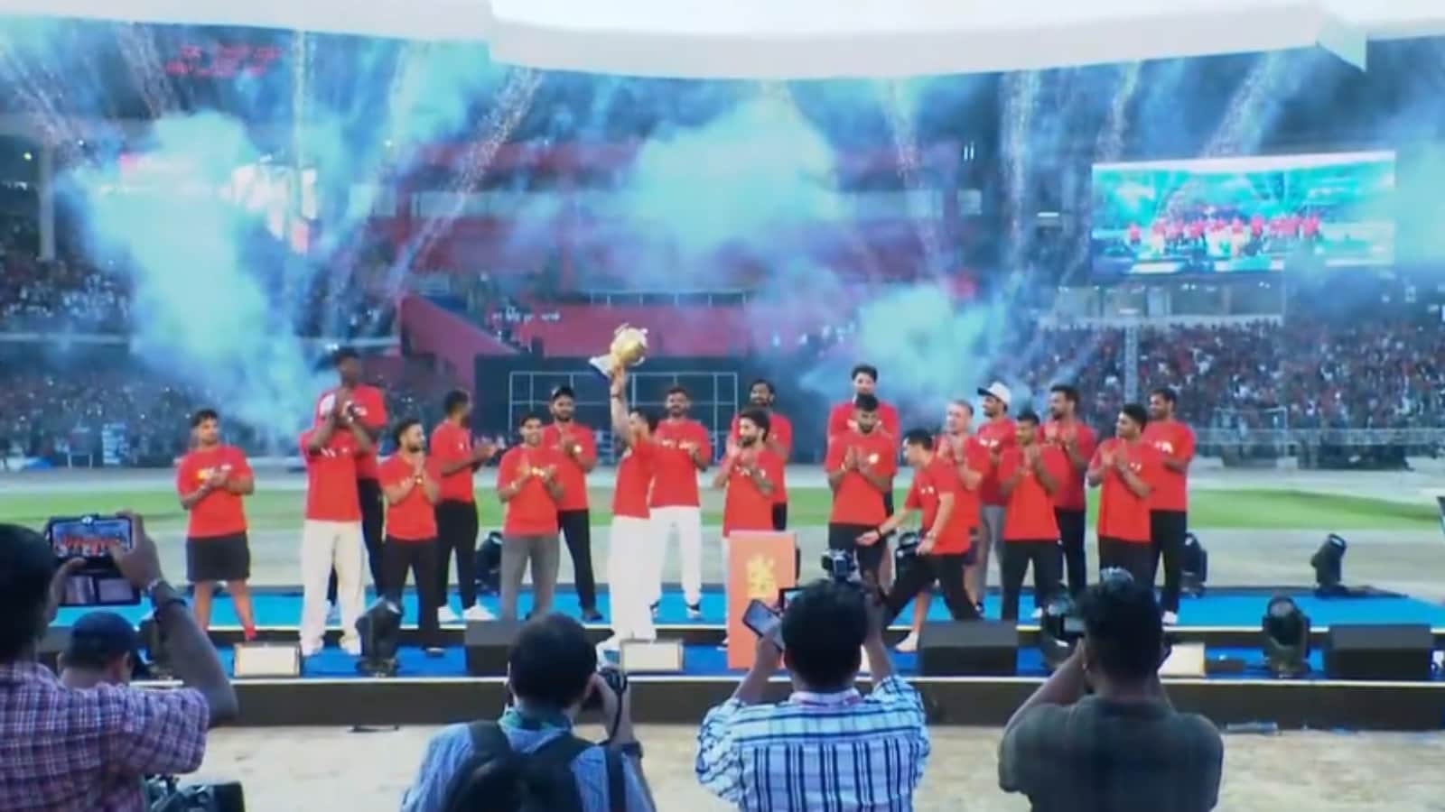 RCB Victory Celebration, Chinnaswamy Stadium Highlights: Virat Kohli ...