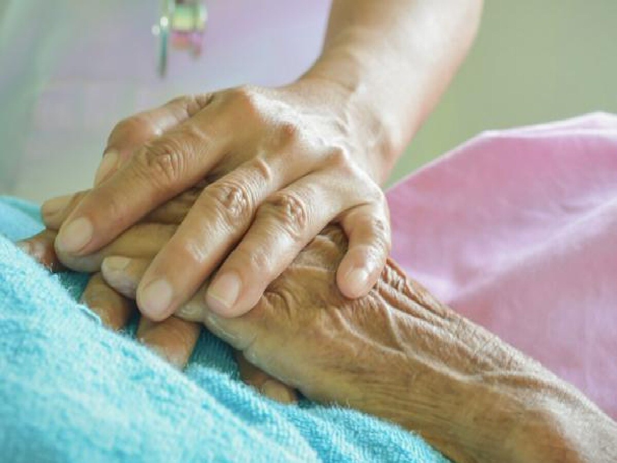 When The End Is Near: 8 Gentle Signs The Body Shows Days Before Death
