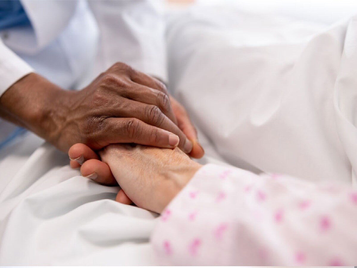 When The End Is Near: 8 Gentle Signs The Body Shows Days Before Death
