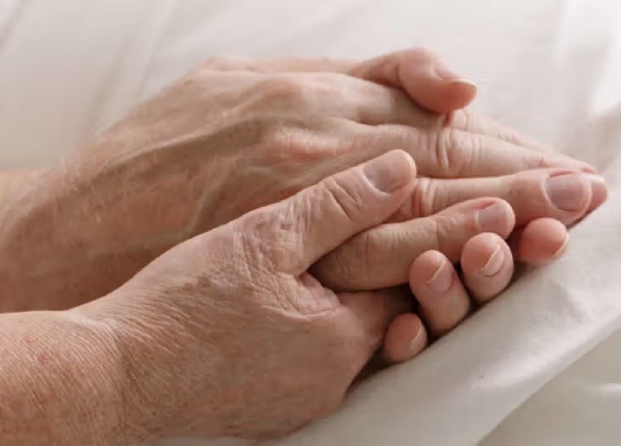 When The End Is Near: 8 Gentle Signs The Body Shows Days Before Death