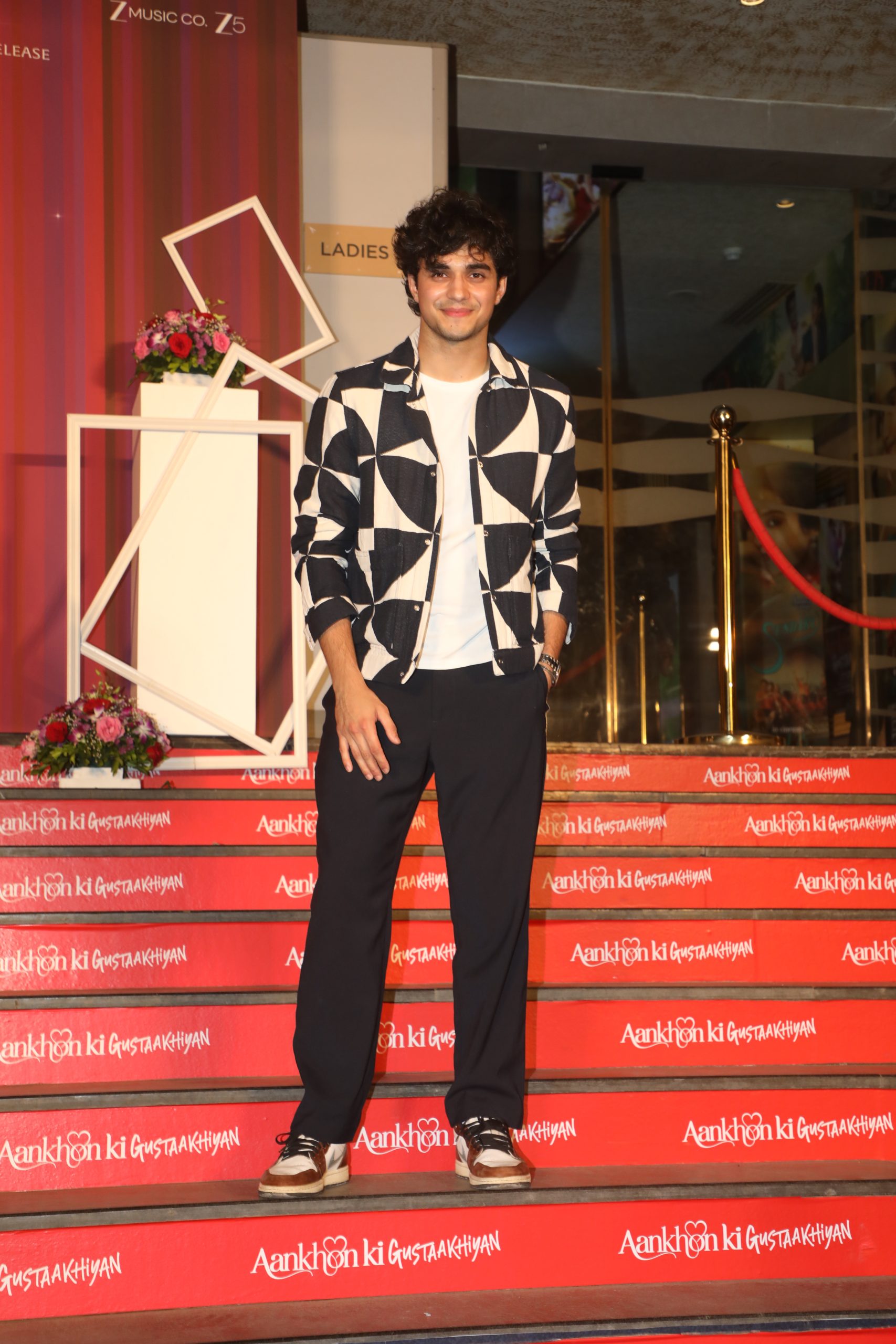 Shanaya Kapoor, Vikrant Massey Shine At Star-Studded Aankhon Ki ...