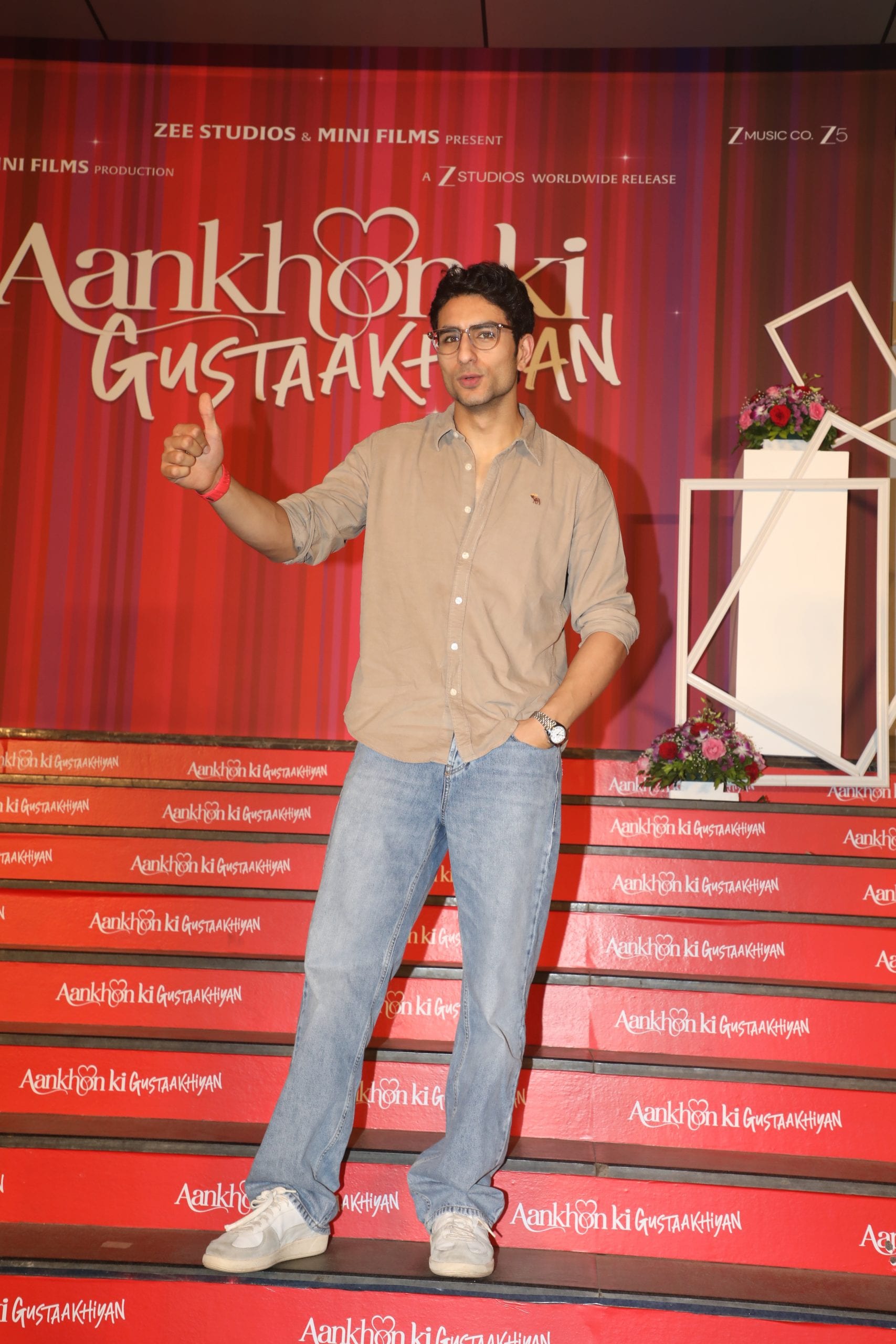 Shanaya Kapoor, Vikrant Massey Shine At Star-Studded Aankhon Ki ...