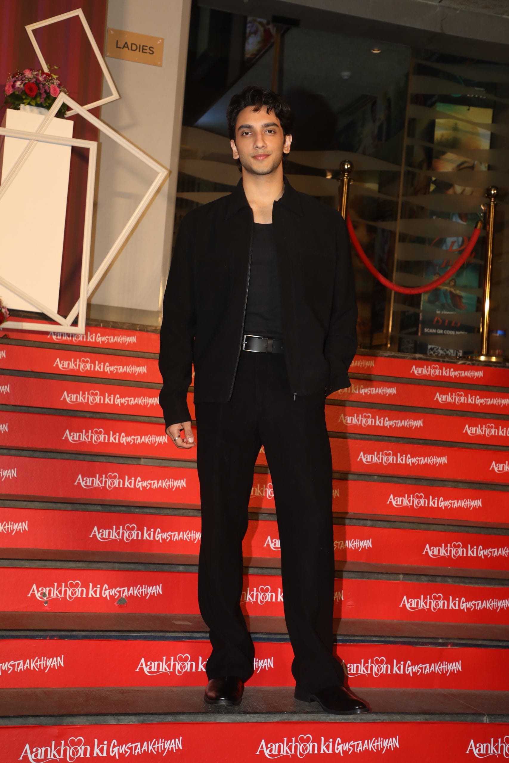 Shanaya Kapoor, Vikrant Massey Shine At Star-Studded Aankhon Ki ...