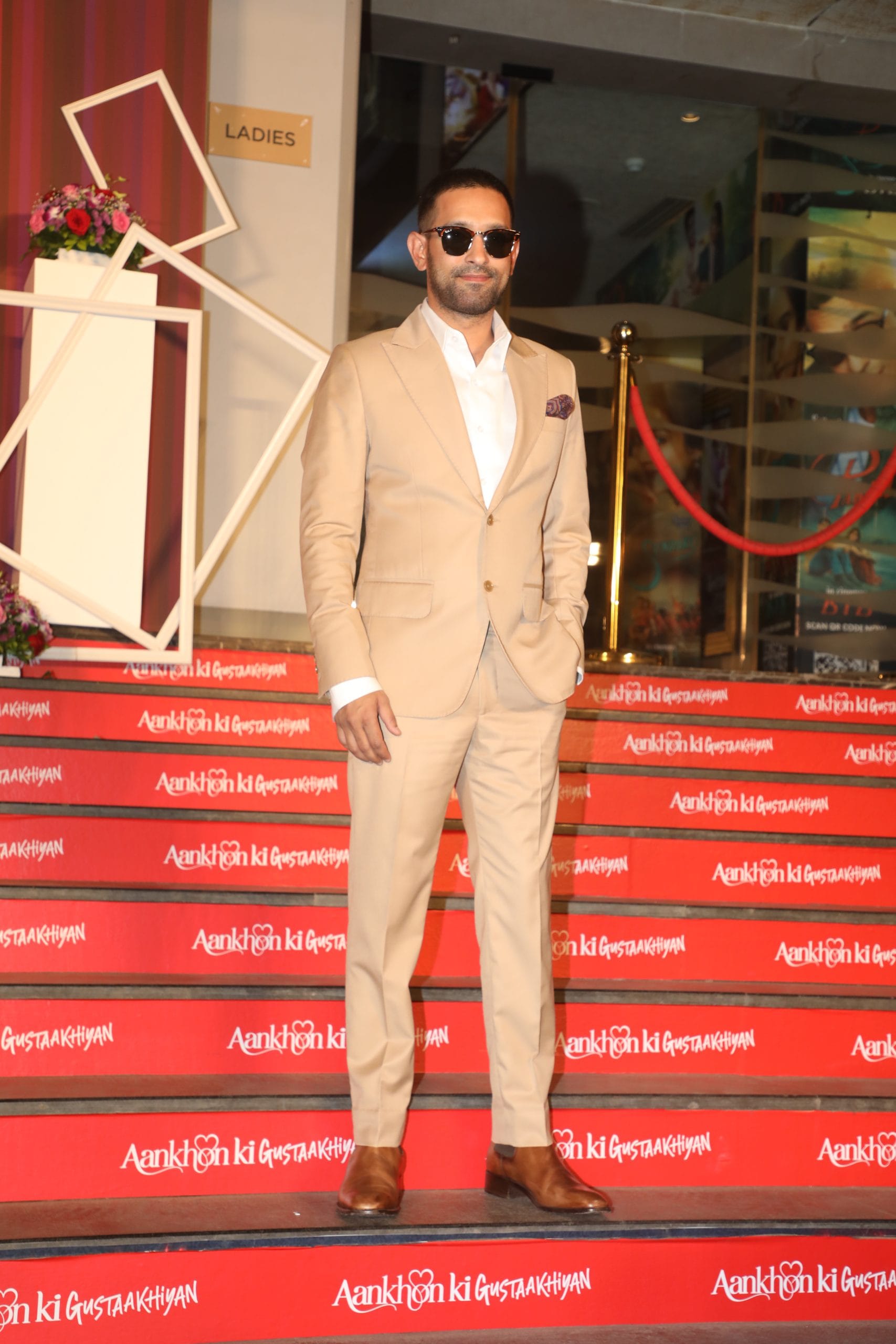 Shanaya Kapoor, Vikrant Massey Shine At Star-Studded Aankhon Ki ...