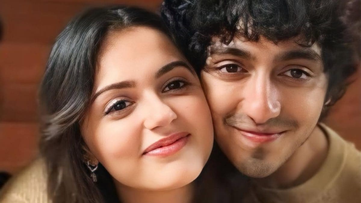 Ahaan Panday Cutely Hugs Aneet Padda, Netizens Call Saiyaara Co-Stars ...