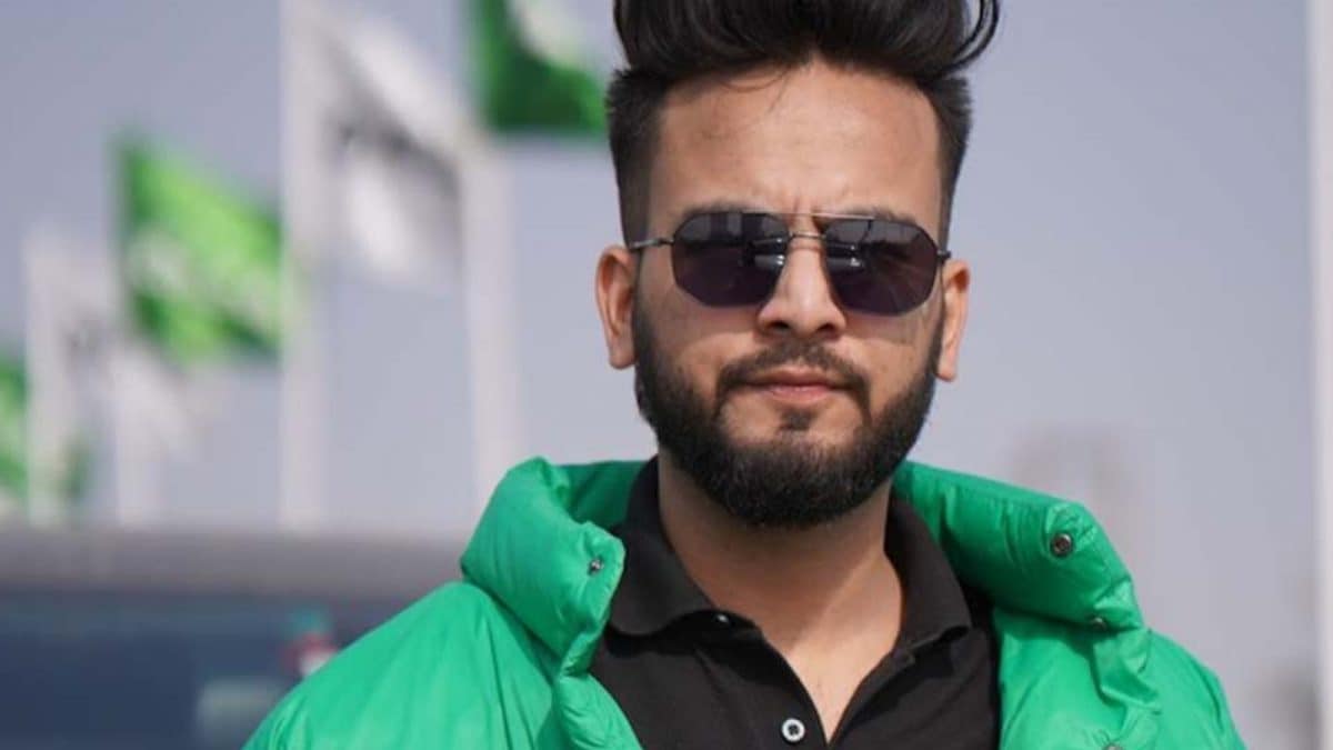 Elvish Yadav Screams 'Hatt Jaa' At Young Fan Asking For Selfie, Clip ...