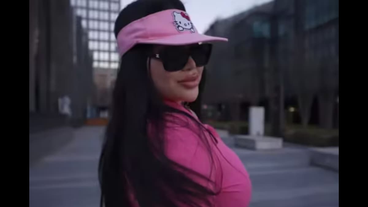 Chinese Rapper Obsessed With Beauty Plans To Get Her Ribs Removed For A ...