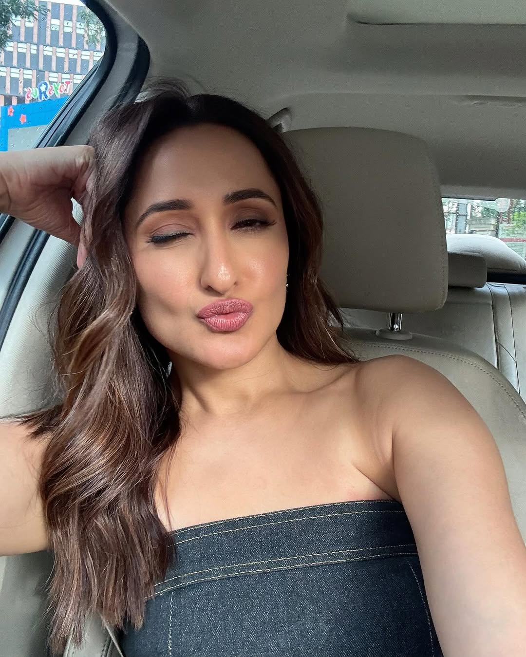 This Actress, Who Worked With Akshay Kumar, Is Turning Up The Heat With Her Bikini Look