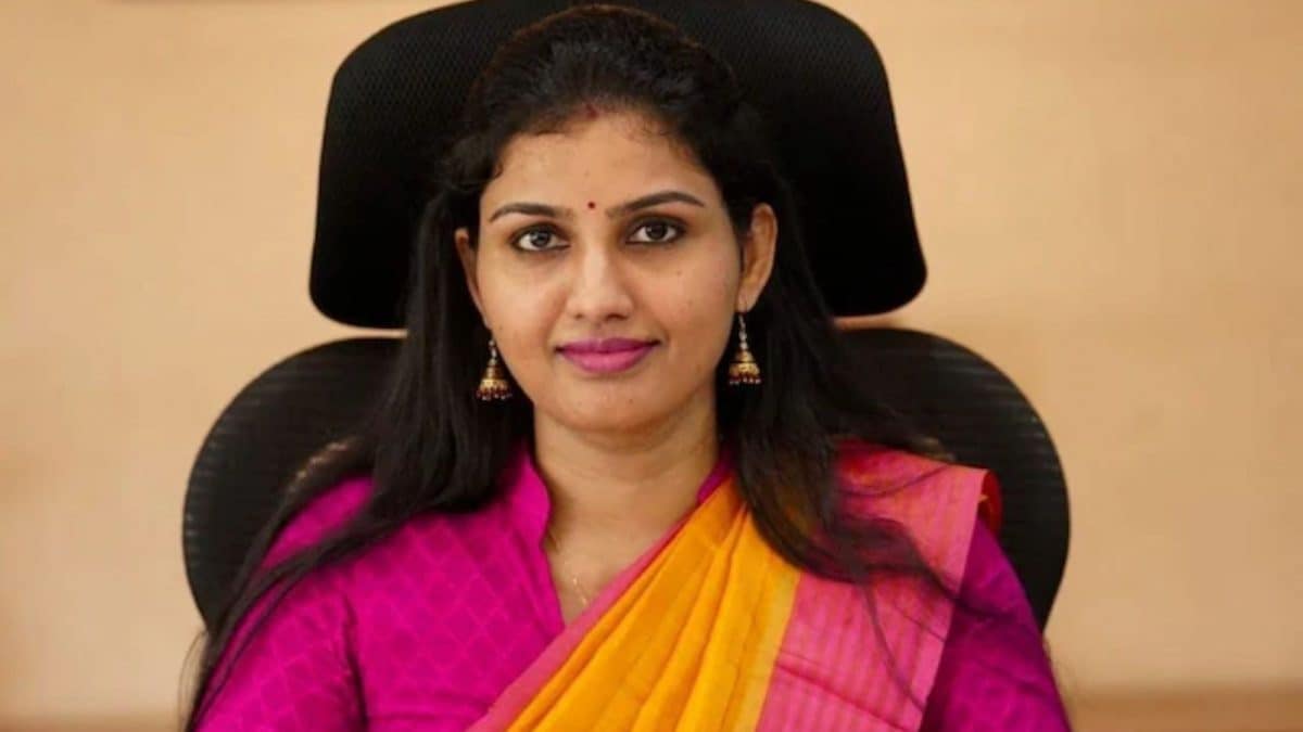 Success Story: Bus Conductor's Daughter Leaves Job As Doctor, Cracks ...