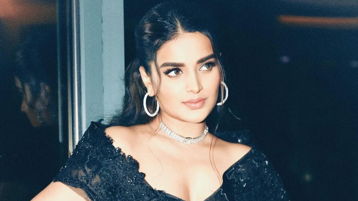 Nidhhi Agerwal Mobbed By Fans: Police Book Lulu Mall, Organisers After ...