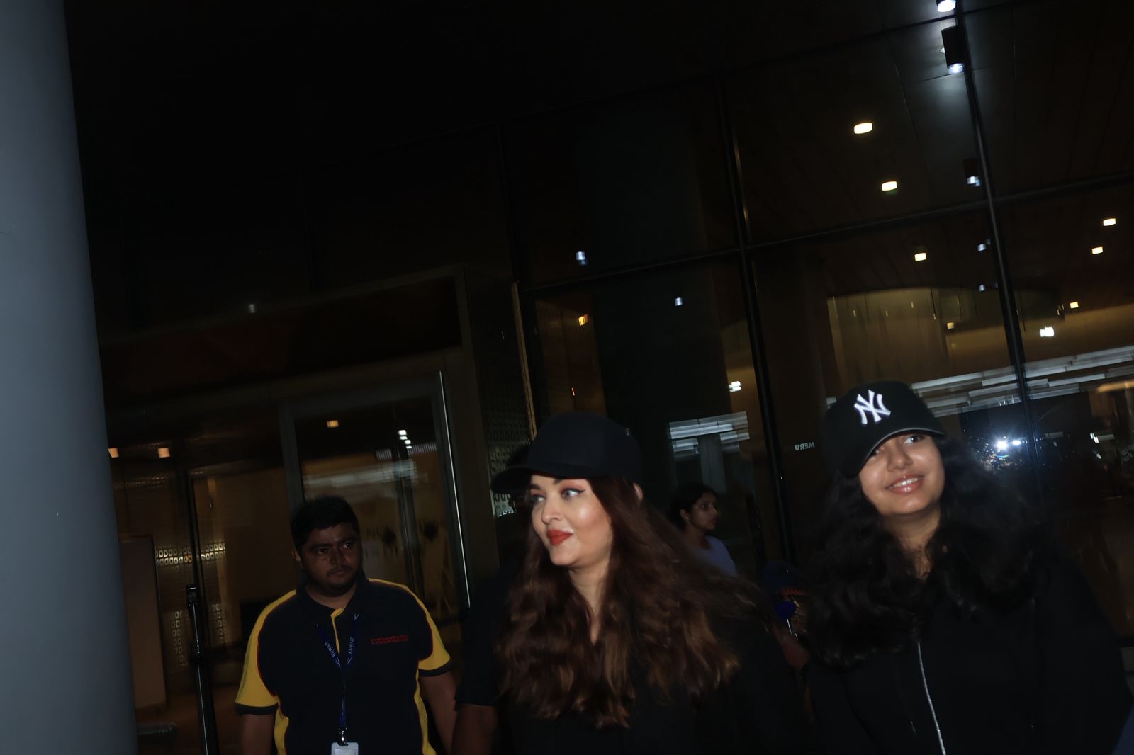 Aishwarya Rai And Abhishek Bachchan Along With Daughter Aaradhya Seen ...