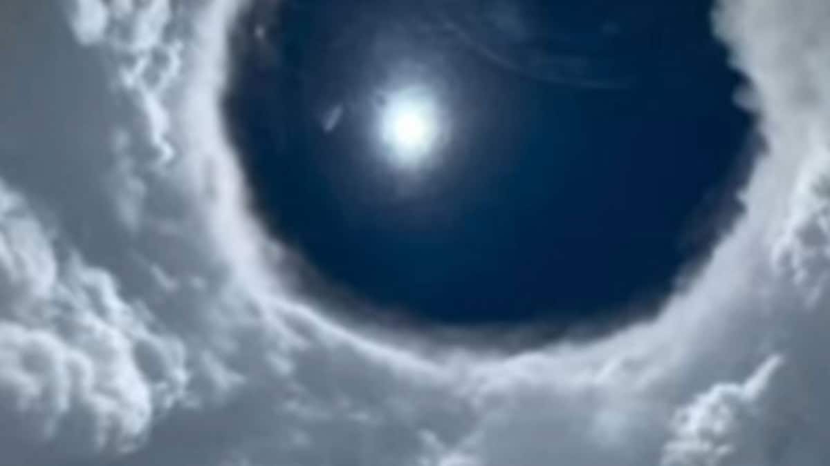 Breathtaking ‘Stadium Effect’ Of Hurricane Erin’s Eye Captured In Rare ...