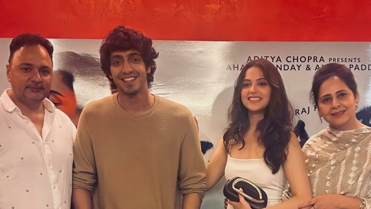 ‘Saiyaara’ Ahaan Panday Joins Aneet Padda’s Family Portrait. Fans Say ...