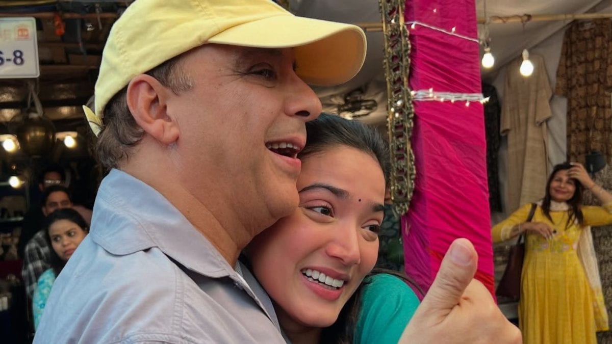 Medha Shankr’s Biggest Hug To Vidhu Vinod Chopra As 12th Fail Wins ...