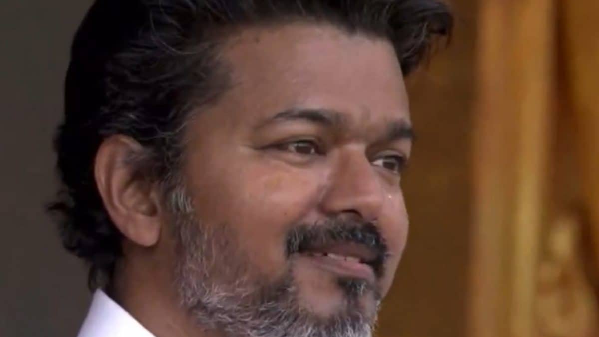 Thalapathy Vijay Gets Emotional As Fans Shower Love At An Event, Video ...