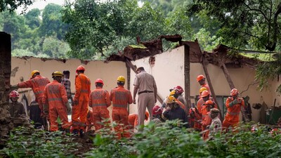 6 Killed After Roof Collapse At Dargah Sharif Patte Shah Near Humayun's ...