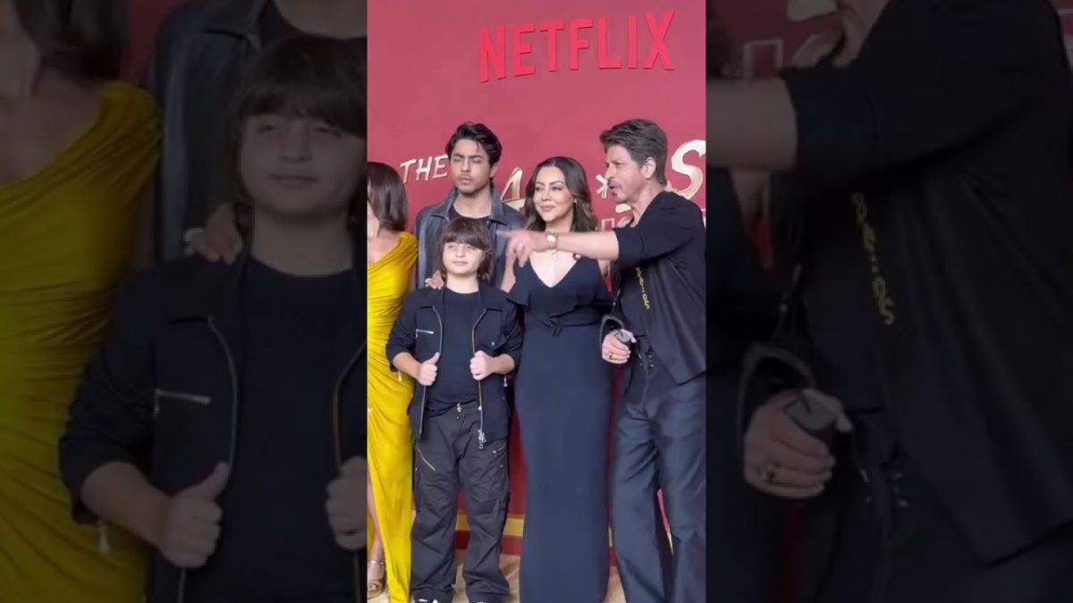 King Khan Shah Rukh Khan With His Royal Clan At The Premiere Of 'the Ba ...