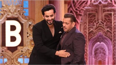 ‘Weekend Ka Vaar Hoga Tabahi’: Abhishek Malhan Drops Pics With Salman Khan From Bigg Boss 19 ...