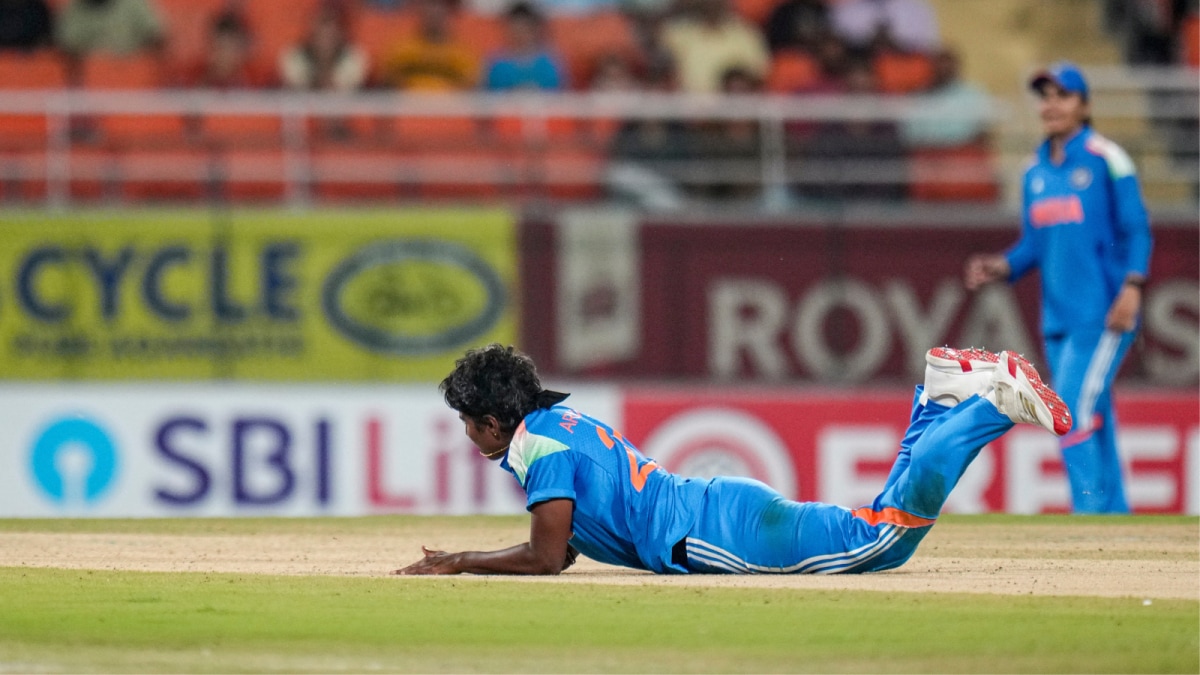 Bad News For India! Star Pacer Wheelchaired Off In Women's World Cup ...