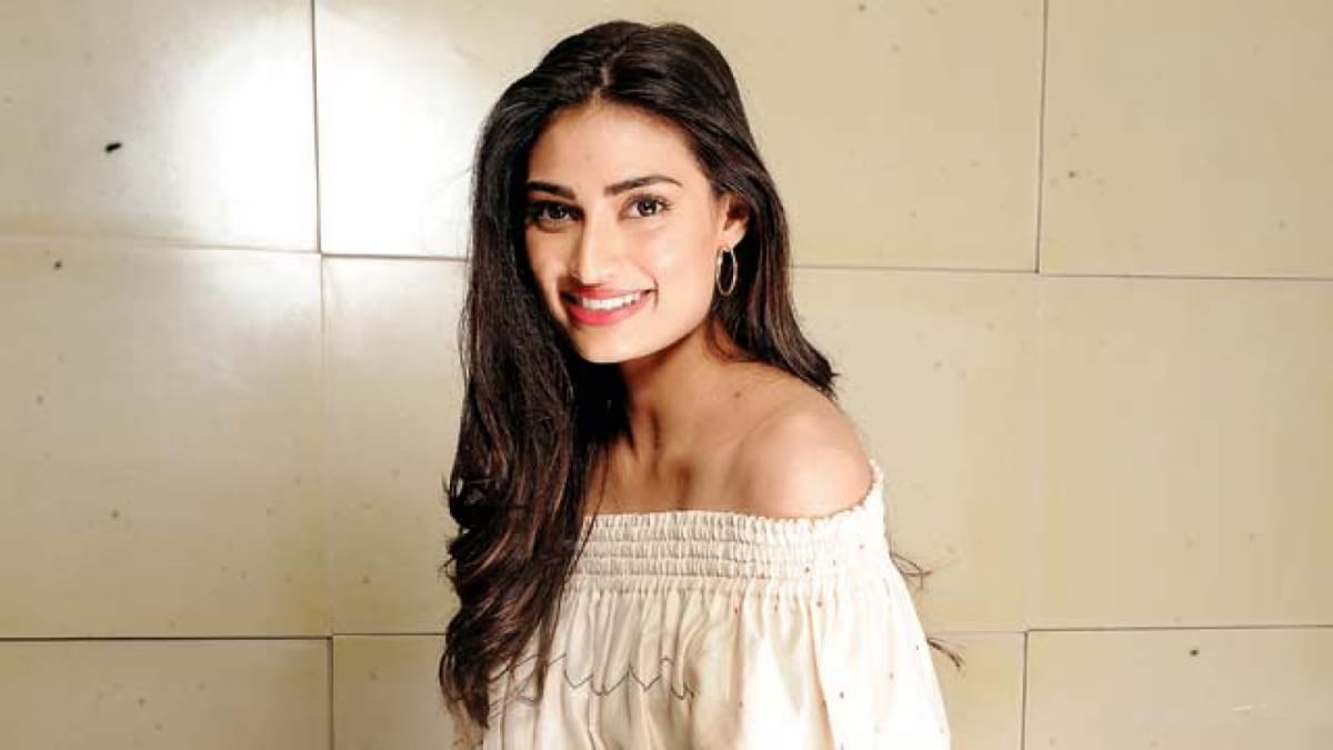 Athiya Shetty Wows Fans In Chic Casuals, Greets Paps With A Smile ...