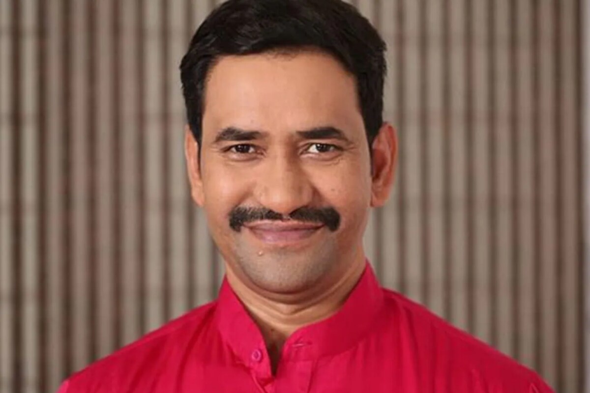 Jaya Bachchan hit Dinesh Lal Yadav with a stick on the set of Ganga ...