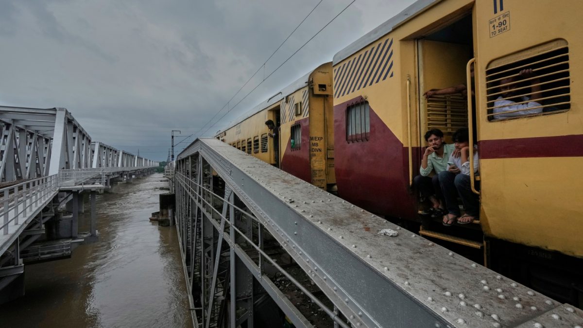Delhi Floods: Yamuna Breaches 207m Mark, Relief Camps Flooded As River ...